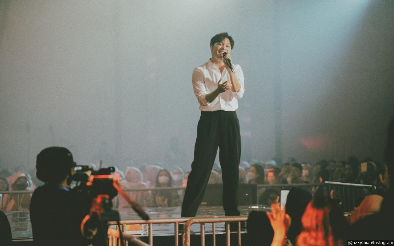Bukan Cuma Nyanyi, Rizky Febian Juga Lakukan Hal Tak Terduga Saat Konser