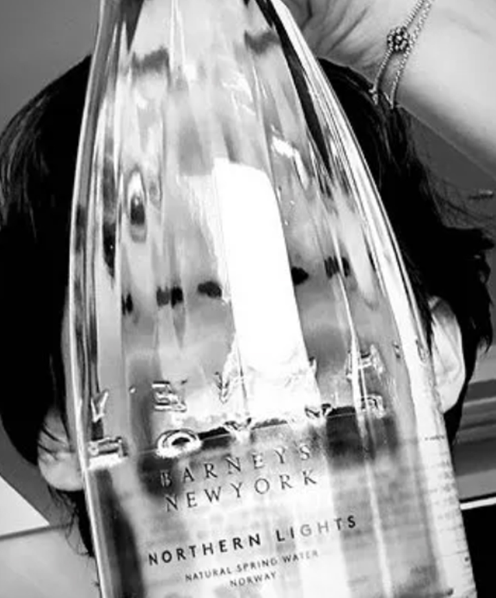 Sebotol Air Mineral V BTS Bikin Fans Kaget dengan Harganya