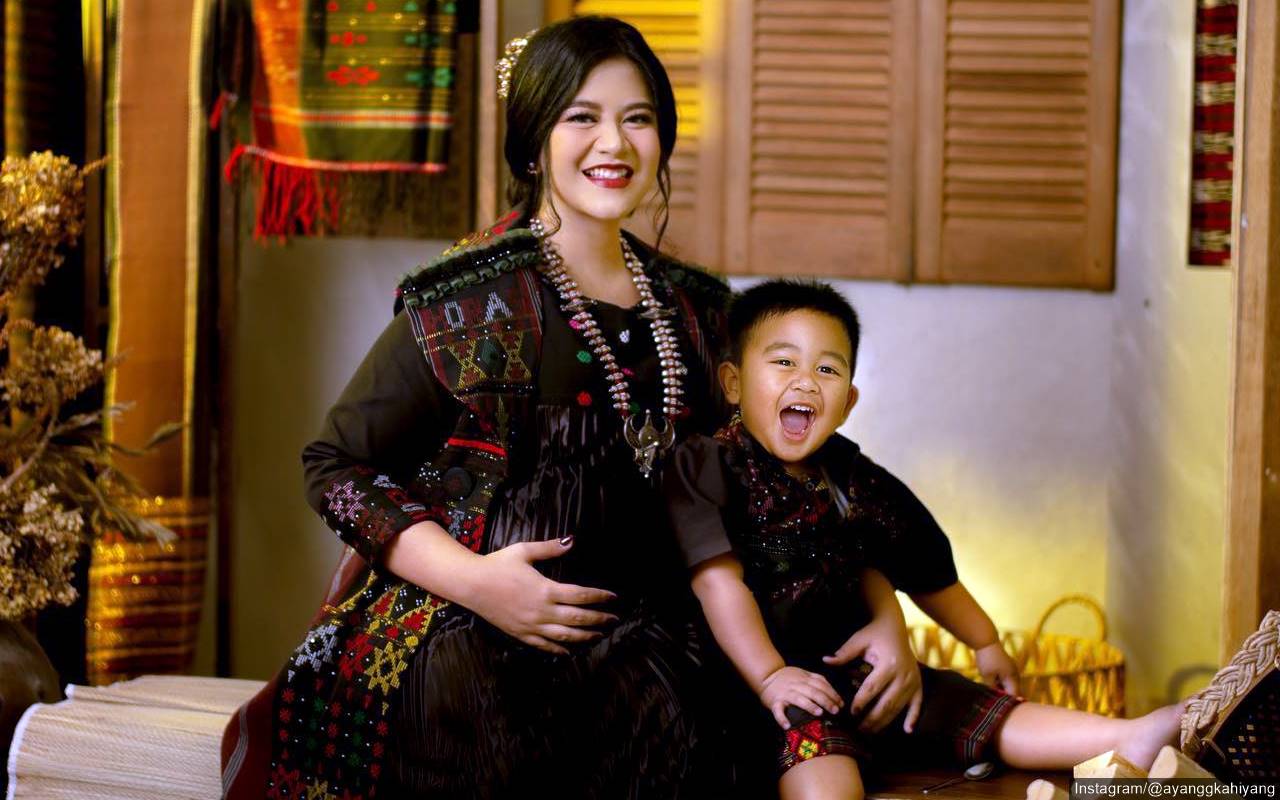 Nahyan Pakai Singlet Mejeng di Poster Hari Ibu, Kocaknya Kahiyang Ayu Ungkap Kecurigaan