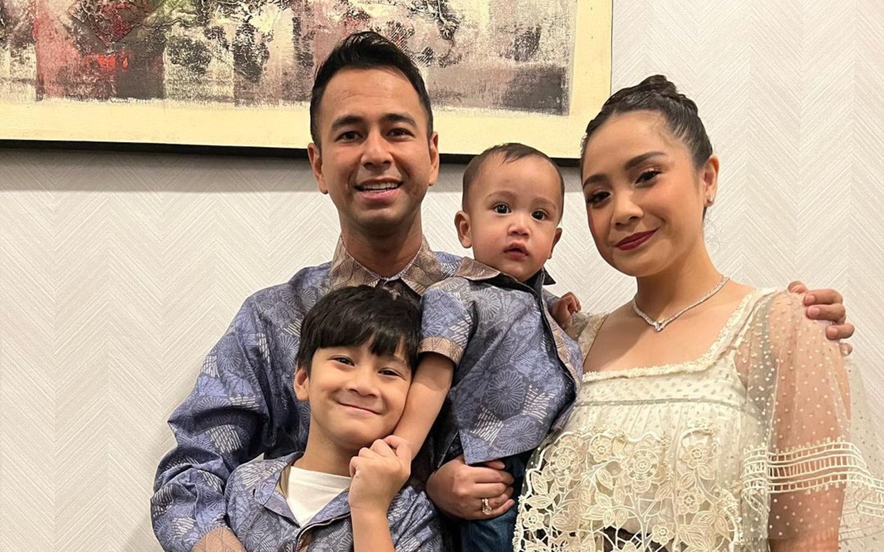 Gemasnya Rayyanza Cipung Tindih Rafathar Yang Lagi Tidur