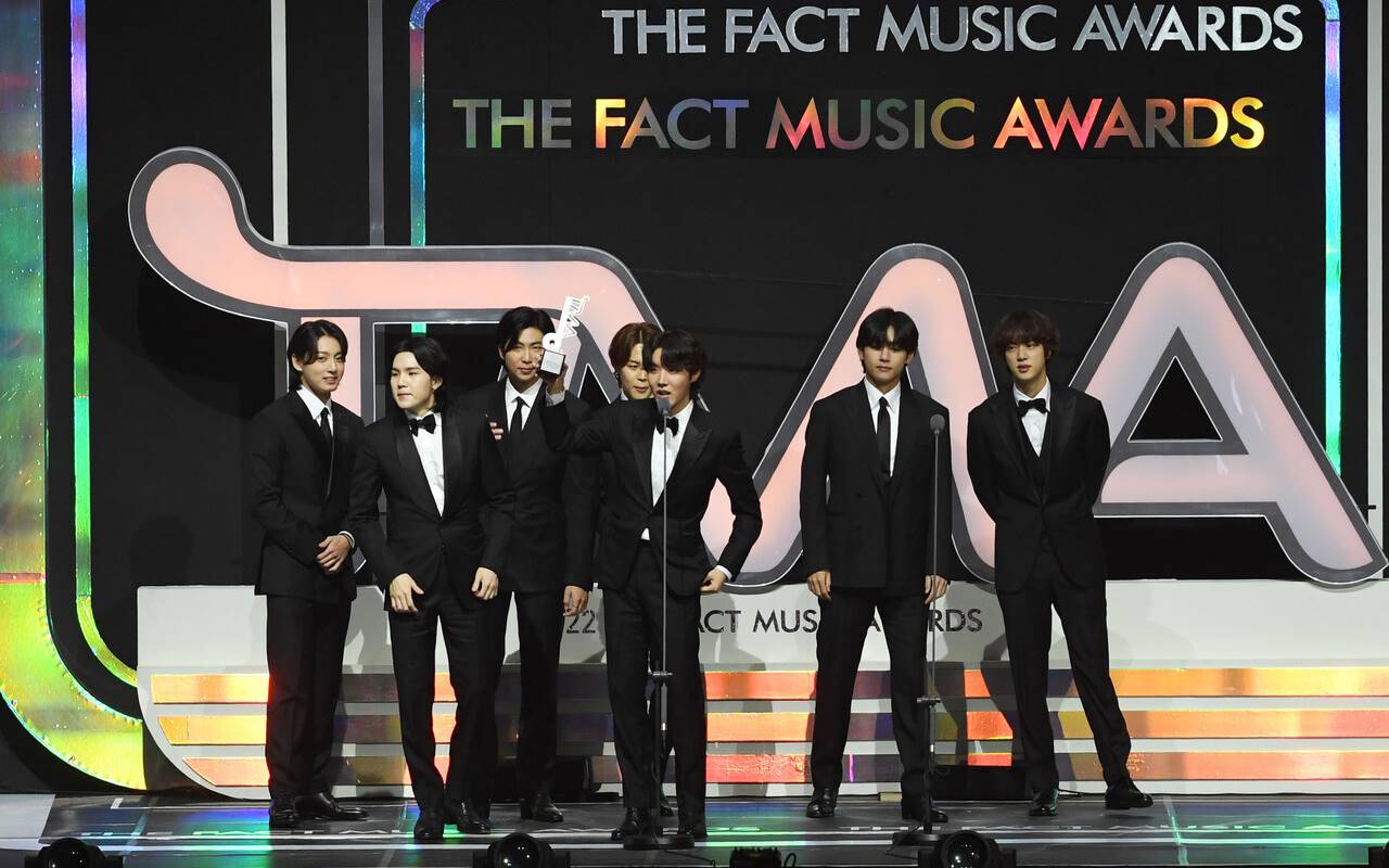 TMA 2022: BTS Girang Bawa Pulang 7 Trofi Pas, Jin Justru Diledek Manja