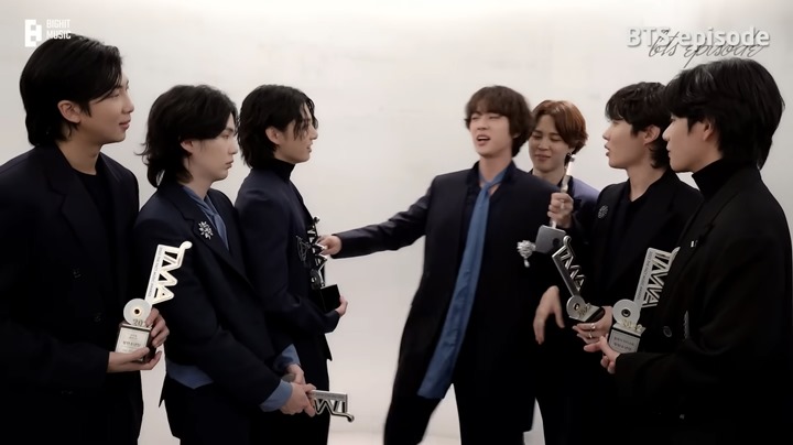 TMA 2022: BTS Girang Bawa Pulang 7 Trofi Pas, Jin Justru Diledek Manja