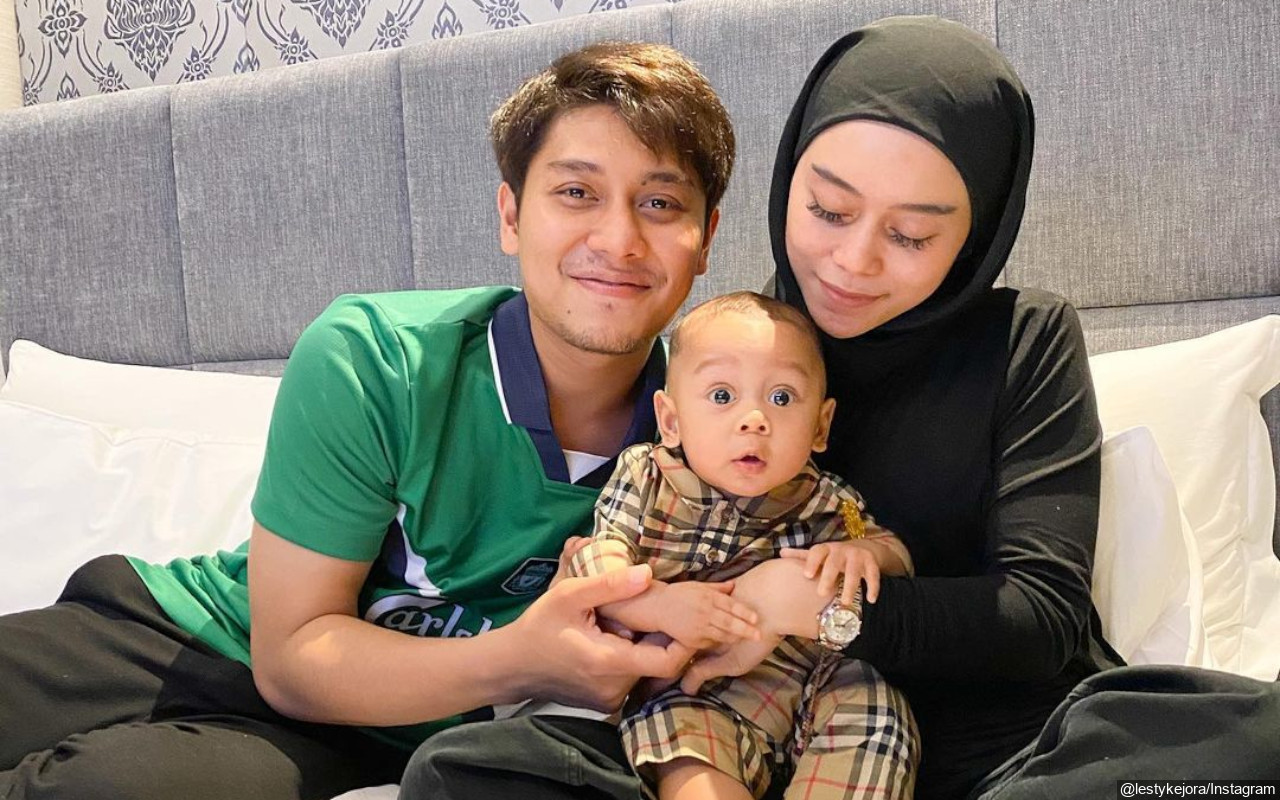 Diduga Umrah Bareng Lesti Kejora dan Baby L, Rizky Billar Tampan Pamer Rambut Baru