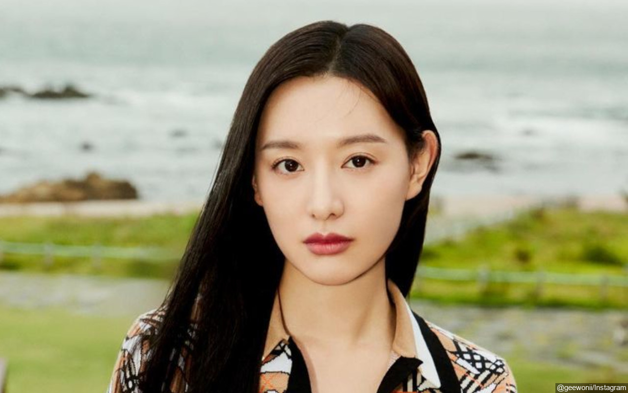 Selfie Absurd, Kim Ji Won Dilabeli 'Mata Jutaan Dolar' oleh Media Korea