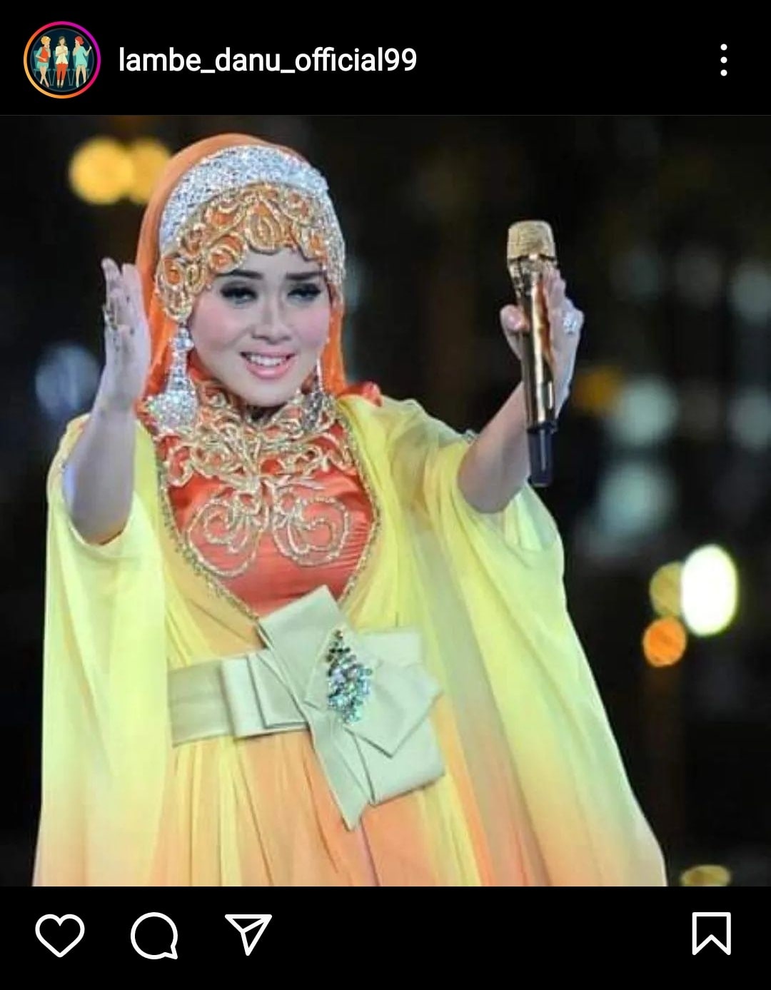 Dandanan Jadul Syahrini Nyentrik Abis Dengan Warna Serba Mencolok