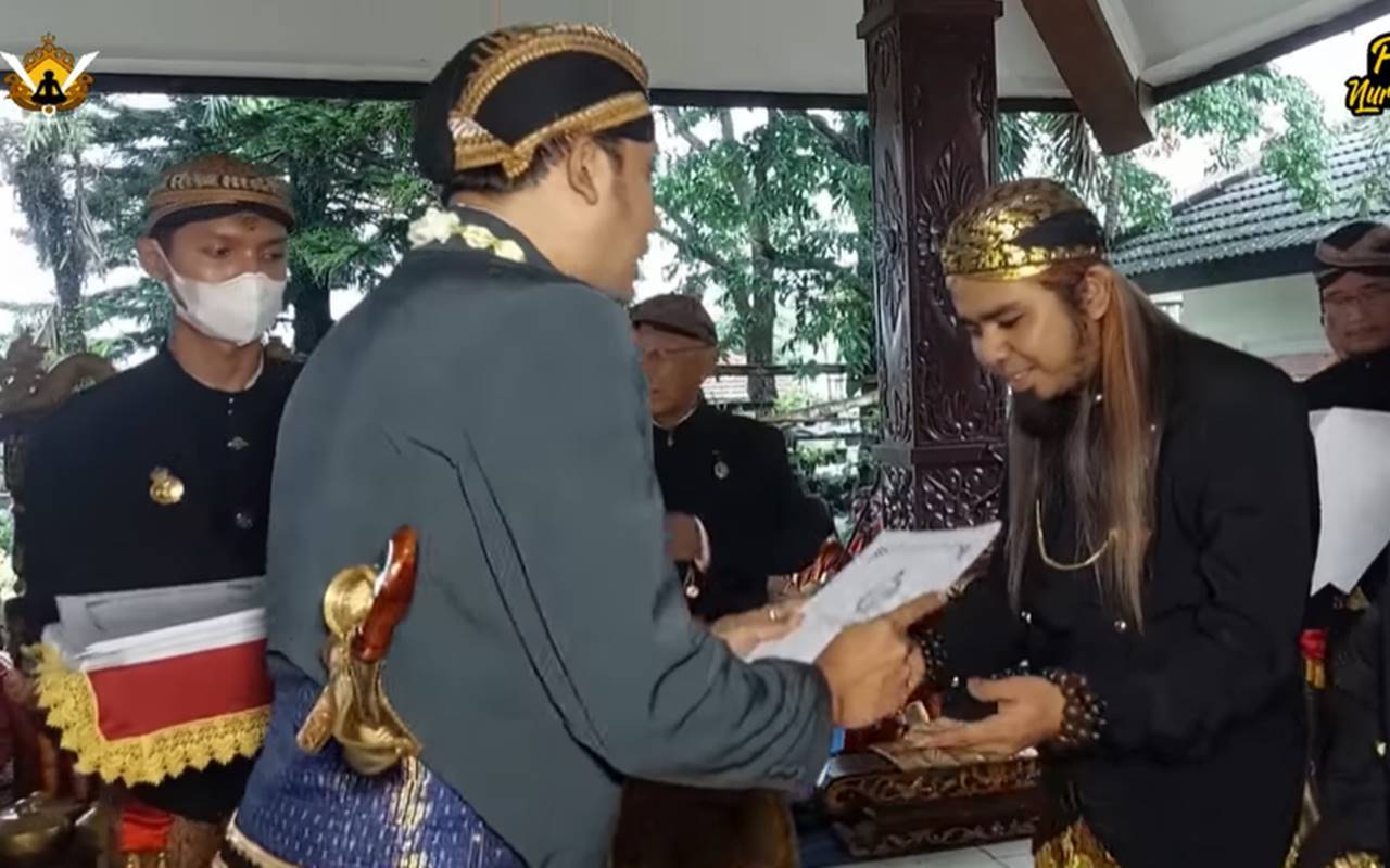 Heboh Gus Samsudin Dapat Gelar Kanjeng Raden Tumenggung, Keraton Solo ...