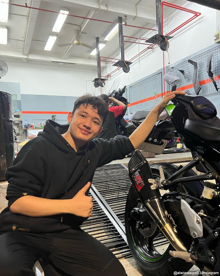 Alwi Assegaf Pamer Gaya Candid Kendarai Moge, Begini 10 Potretnya Bak ...