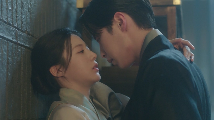 Gestur Tubuh Lee Jae Wook Saat Cium Bibir Go Yoon Jung di 'Alchemy Of Souls 2' Disorot