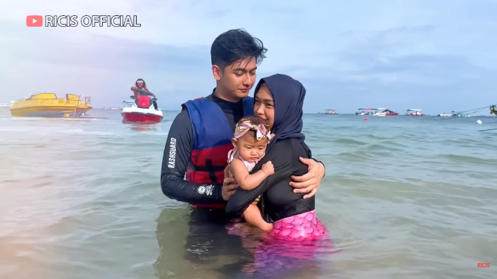 9 Potret Ria Ricis Ajak Baby Moana Main Ke Laut, Momen Naik Jetski Dianggap Bahayakan Anak