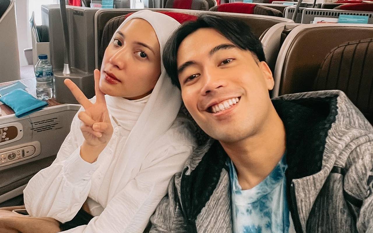 Hampir Setahun Nikah, Vidi Aldiano Pertama Kali Keluar Negeri Bareng Sheila Dara Saat Umrah