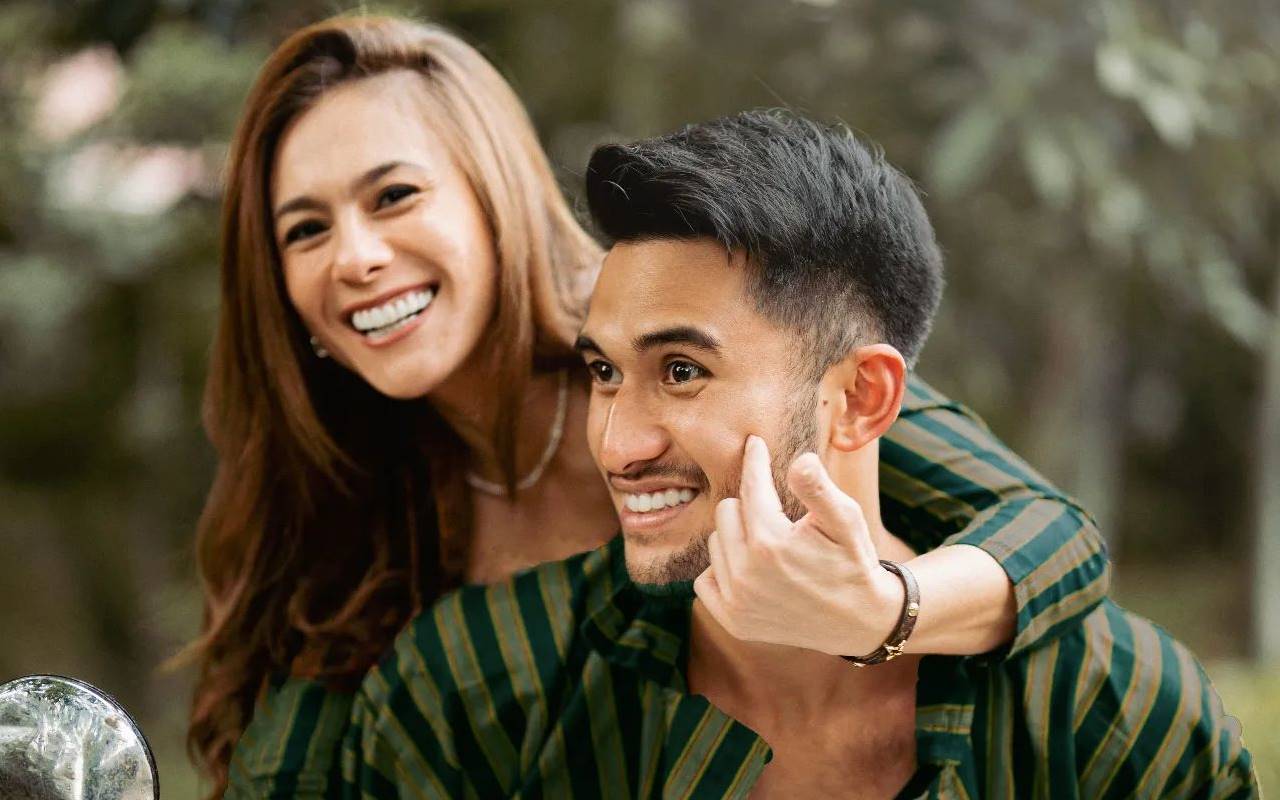 Party Bareng Sabda Ahessa, Gaya Pacaran Wulan Guritno Bak Anak ABG Jadi ...