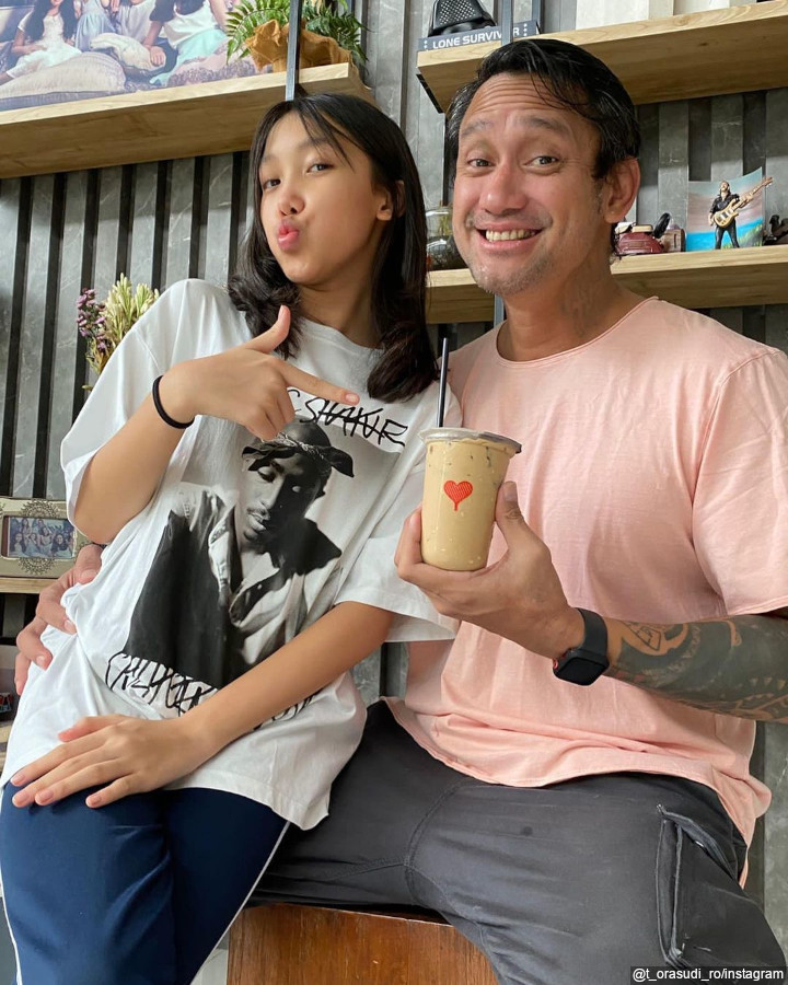 8 Potret Kedekatan Tora Sudiro dengan Kelima Putrinya, Gaya Parenting ...