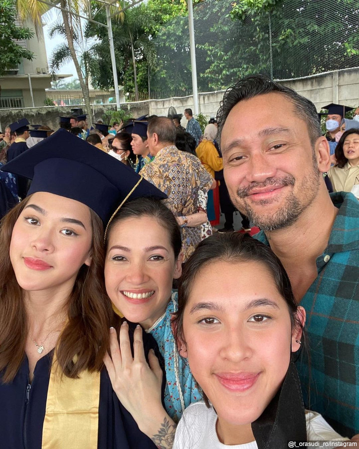 8 Potret Kedekatan Tora Sudiro dengan Kelima Putrinya, Gaya Parenting ...