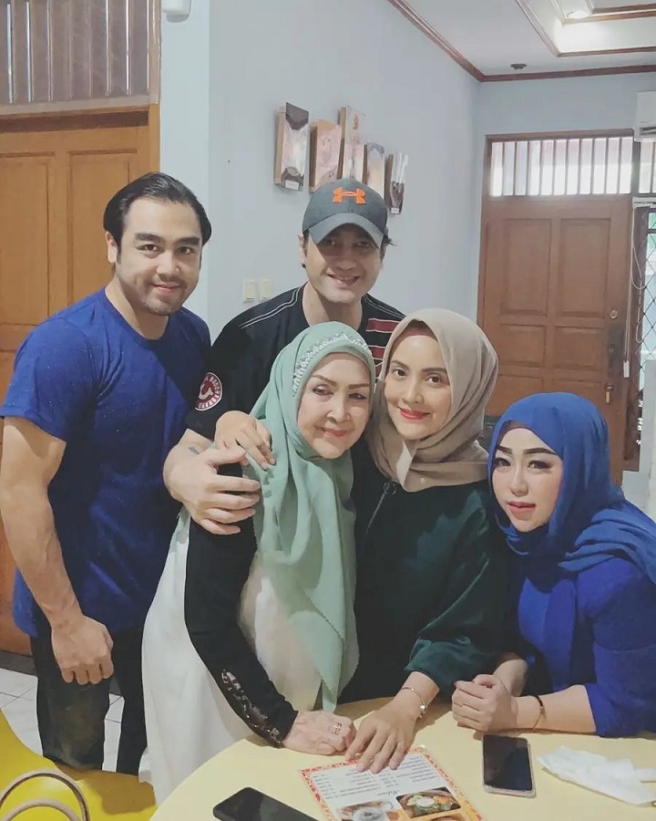 Ferry Irawan Curhat ke Elma Theana Soal KDRT, Intip 7 Potret Persahabatan Mereka