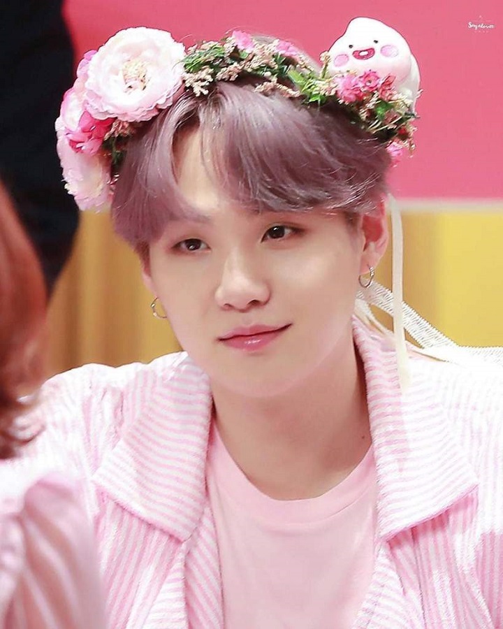 10 Potret Charming Suga BTS Berbalut Outfit Pink, Terbaru Saat Jadi BA ...