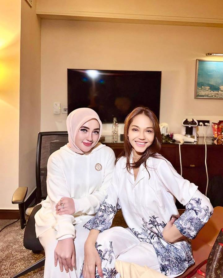 Seteru Panas dengan Nikita Mirzani, Intip 10 Potret Bunda Corla Bestie Bareng Seleb