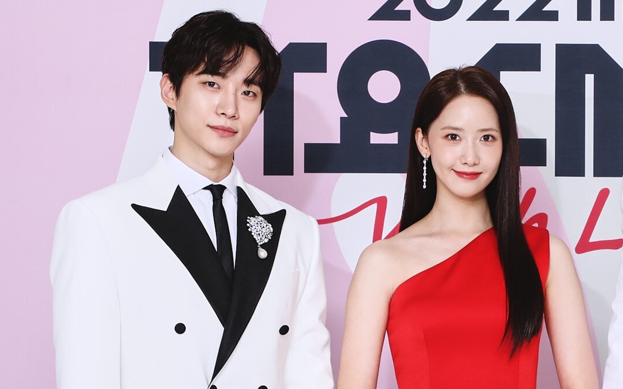 Yoona Snsd And Junho 2pm Ngakak Saat Adegan Ciuman King The Land Dibahas