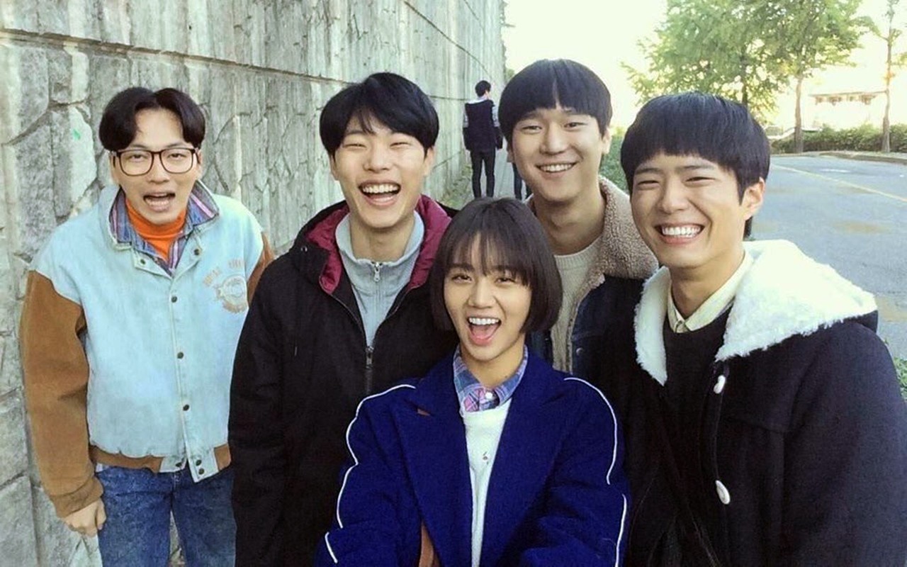 Aktor 'Reply 1988' Reuni, Posisi Duduk Pasangan Lee Hyeri & Ryu Jun Yeol Disorot