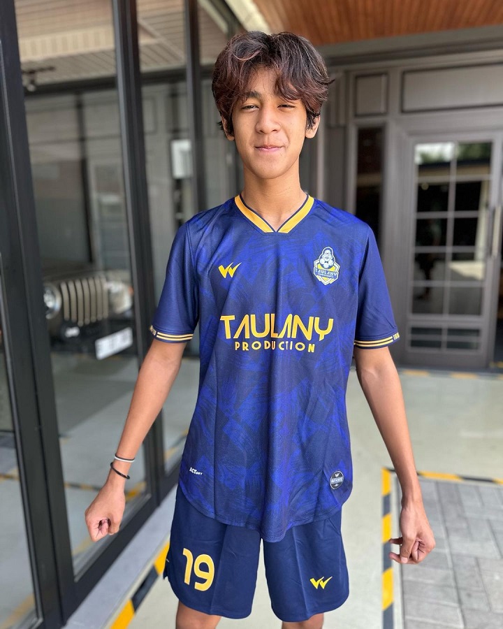 Plek Ketiplek Andre Taulany Saat Muda, 10 Potret Ganteng Effortless Kenzy Sang Anak Kedua