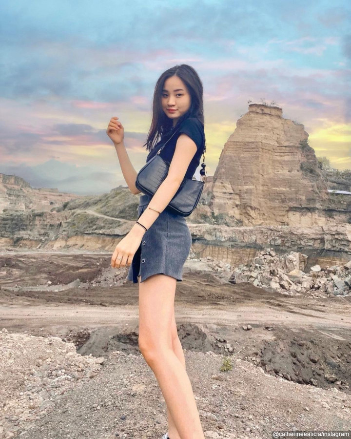 Catheez Tampak Tak Nyaman di Vlog Ria Ricis, Begini 10 Potret Cerahnya Saat Pamer Side Profile