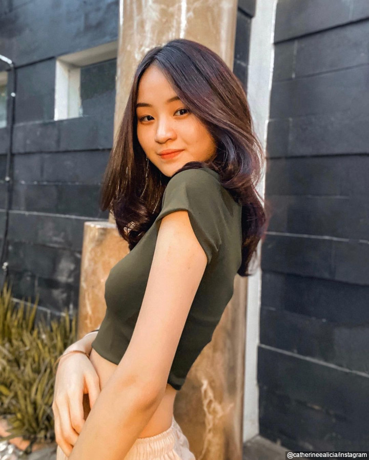 Catheez Tampak Tak Nyaman di Vlog Ria Ricis, Begini 10 Potret Cerahnya Saat Pamer Side Profile