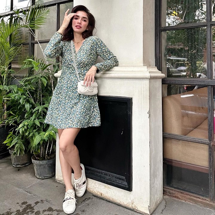 11 Gaya Ussy Sulistiawaty Pakai Rok Mini Usai Outfit Kondangan Diniliai ...