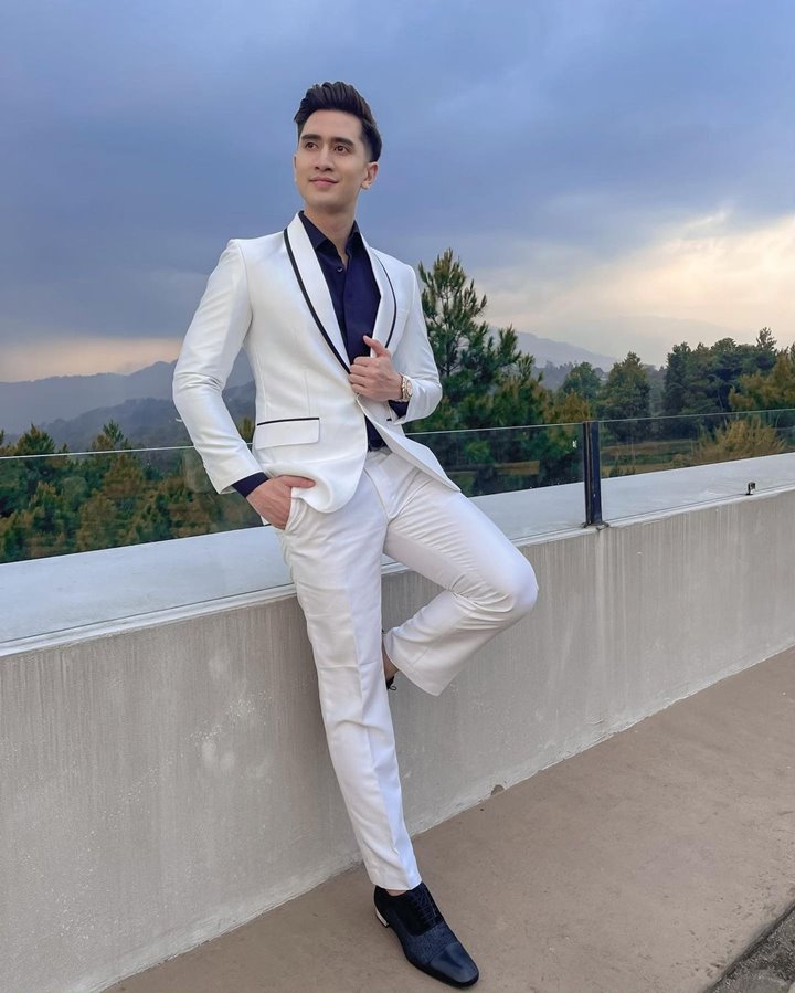 Gagah dalam Balutan Jas Putih