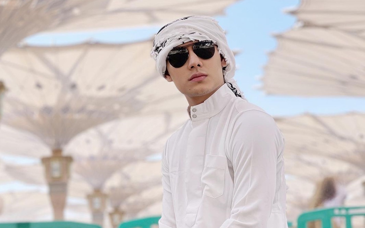 Rizky Billar Pamer Potret Adem Depan Ka'bah Seraya Tulis Doa Mendalam