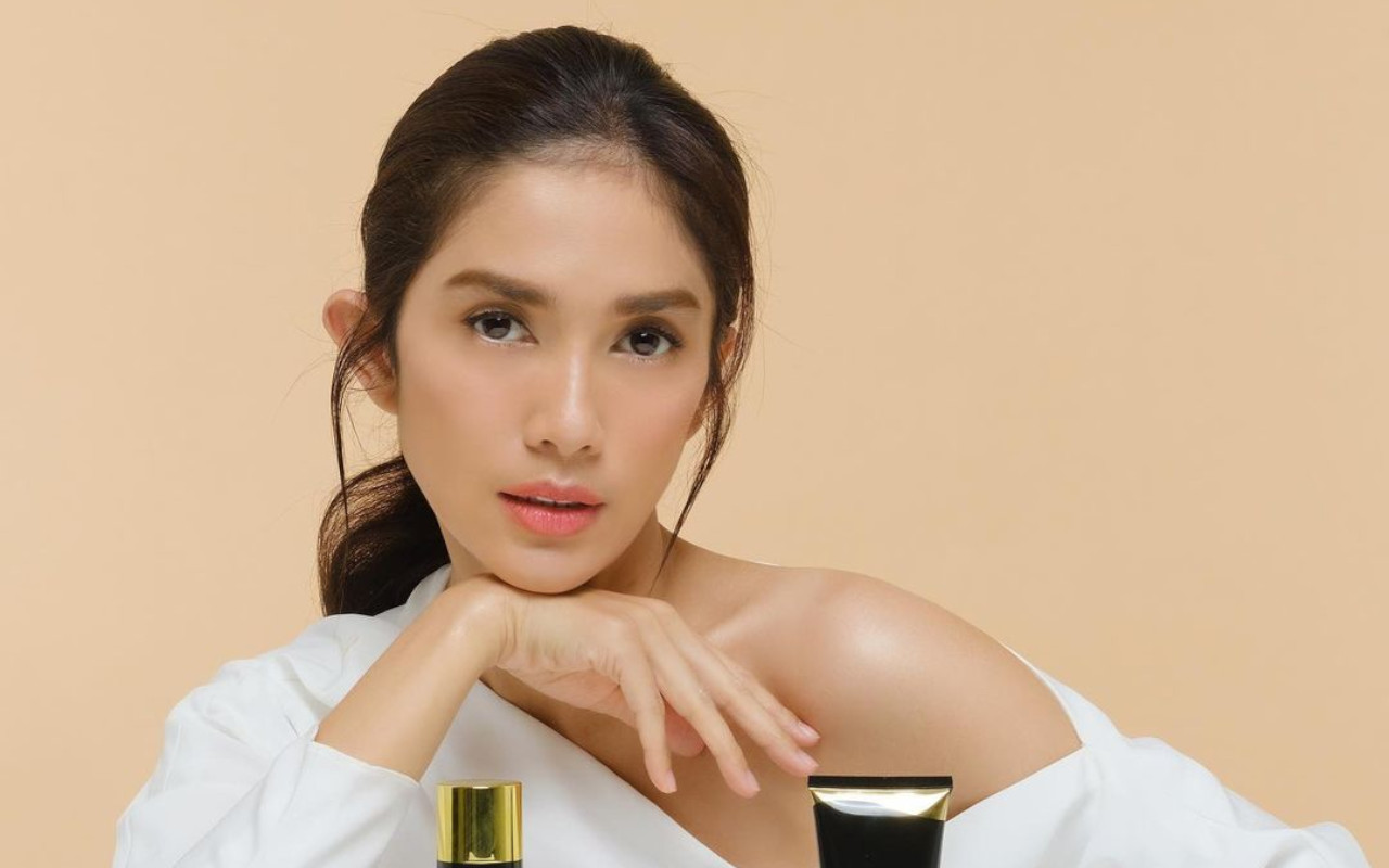 Pakai Dress Seksi, Ussy Sulistiawaty Malu-malu Tutupi Aurat di Ultah ...