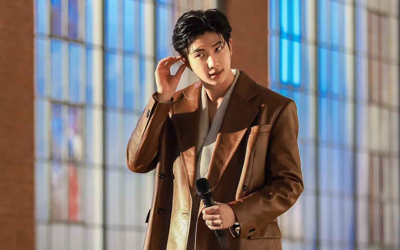 RM BTS Berbinar Lihat Kerumunan Penuh Army meski Gugup di Milan Fashion ...