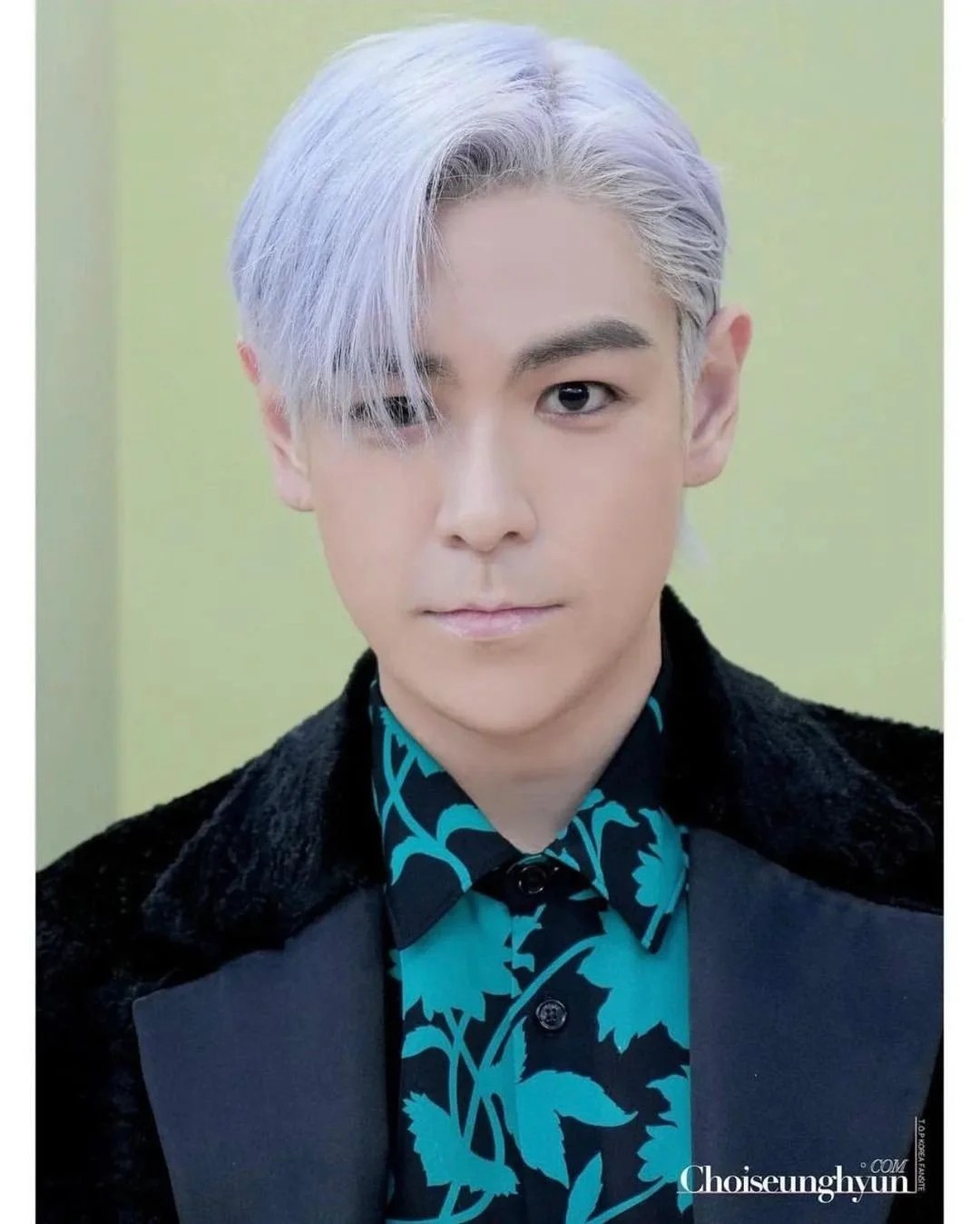 T.O.P BIG BANG Tampil Memikat di Acara Peragaan Busana Versace