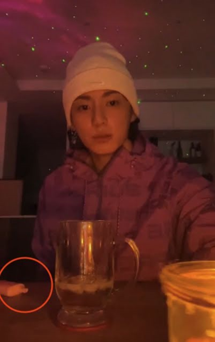 Rokok Elektrik Jungkook BTS Tertangkap Kamera Saat Siaran Live