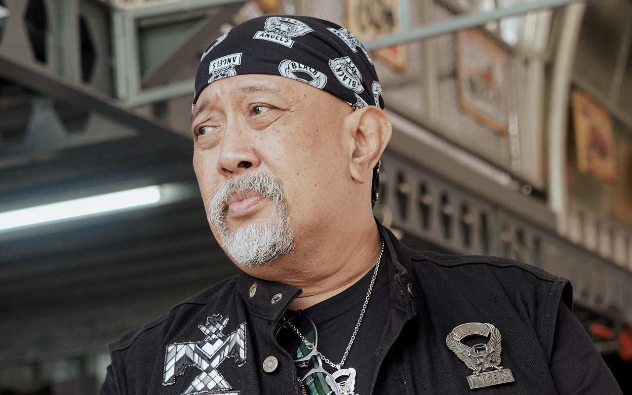 Indro Warkop Sambangi Makam Dono & Kasino, Fans Auto Mewek