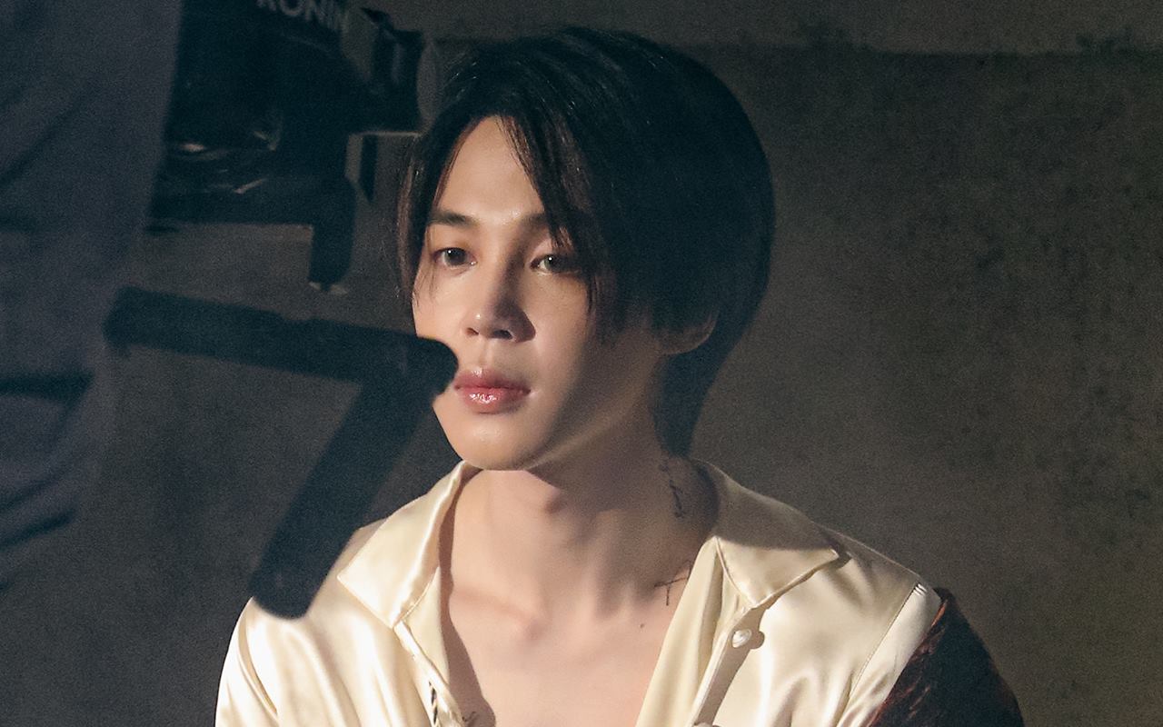 Dada Jimin BTS di MV 'Set Me Free Pt. 2' Bertuliskan Puisi Jerman Lawas ...