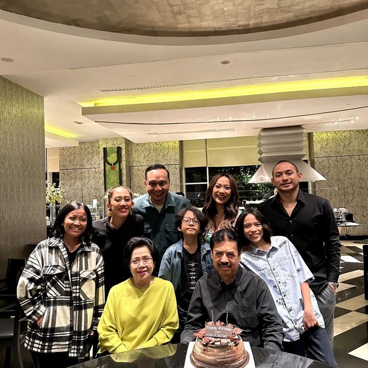 Diduga Pacar Baru, Intip 7 Potret Dekat Tiko Aryawardhana dengan ...