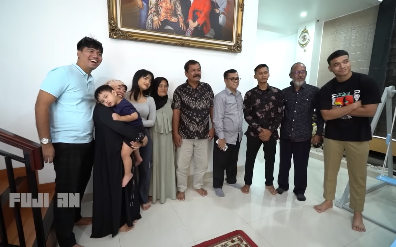 Foto Bareng Fuji An Family, Putra Tampan Pak Ansori Berkemeja Batik ...