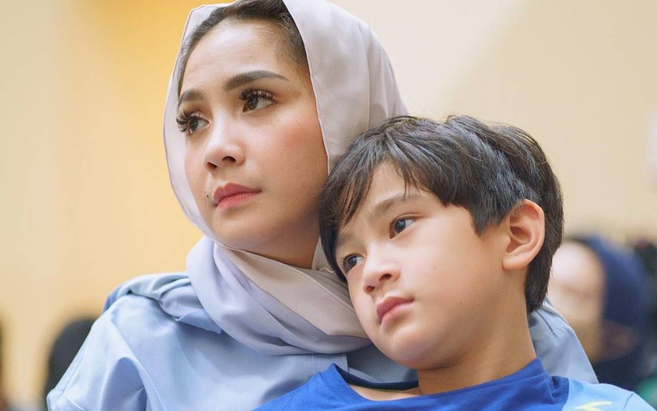 Rafathar Protes Diledek Muka Datar Saat Nyanyi, Nagita Slavina Bela ...