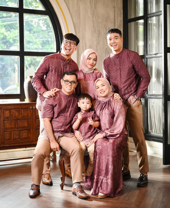Inspirasi Outfit Lebaran Bareng Keluarga Ala Fuji An dan 9 Artis Yang ...