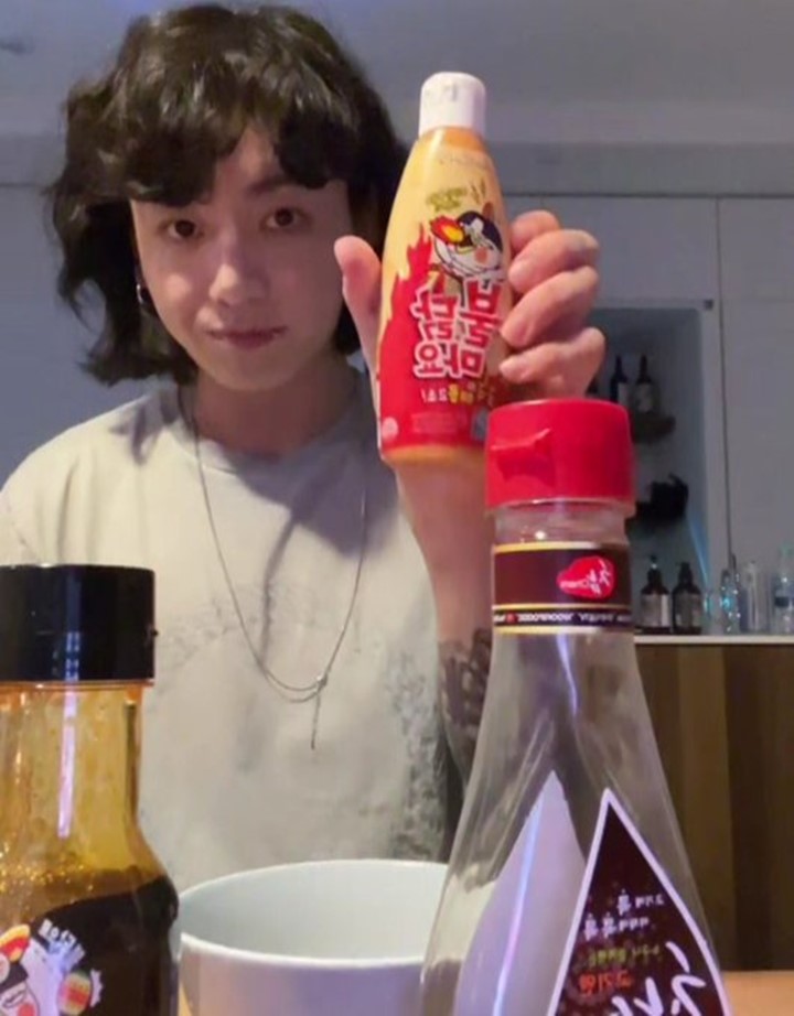 Nagih, Jungkook BTS Bagi-bagi Resep Mie Baru Sebelum Tidur