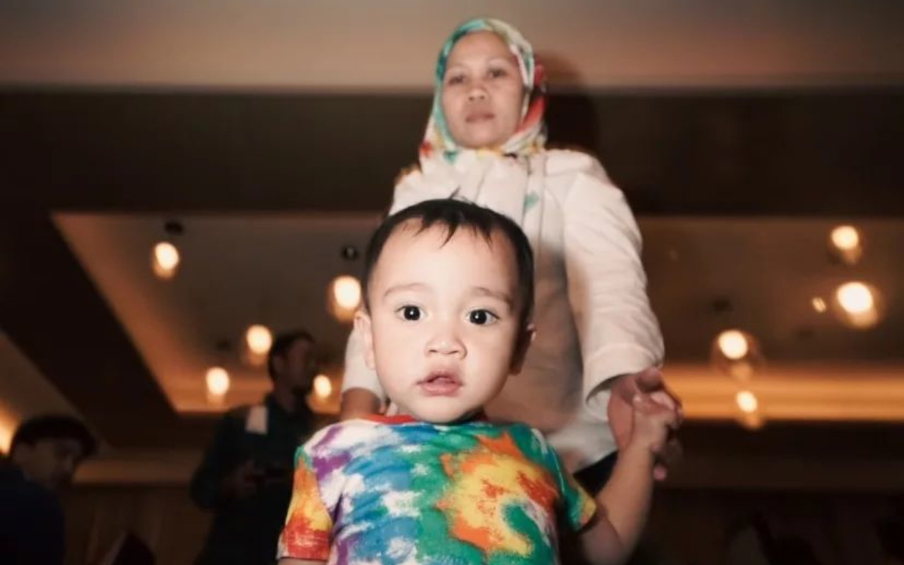 Sus Rini Coba Gendong Rayyanza Meski Ngilu Gegara Kaki Cedera, Loyalitasnya Bikin Salut