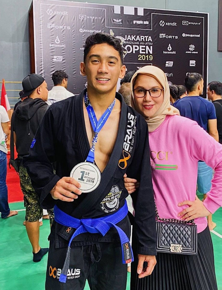 Gala Putra Vanessa Angel Belajar Golf, Intip 10 Anak Artis Yang Tekuni Olahraga Hingga Jadi Atlet