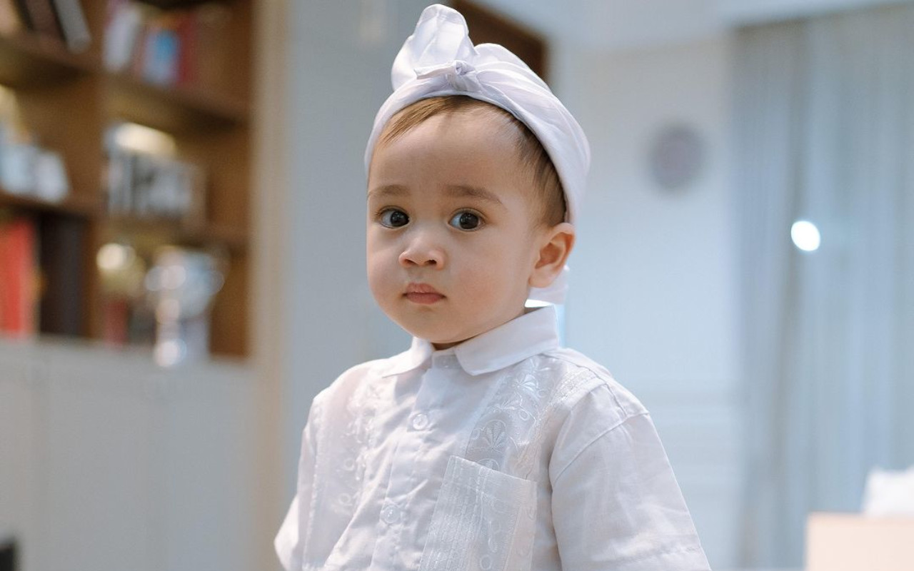 Fotogenik, Pose Candid Rayyanza Cipung dari Berbagai Angle Bikin Gemas