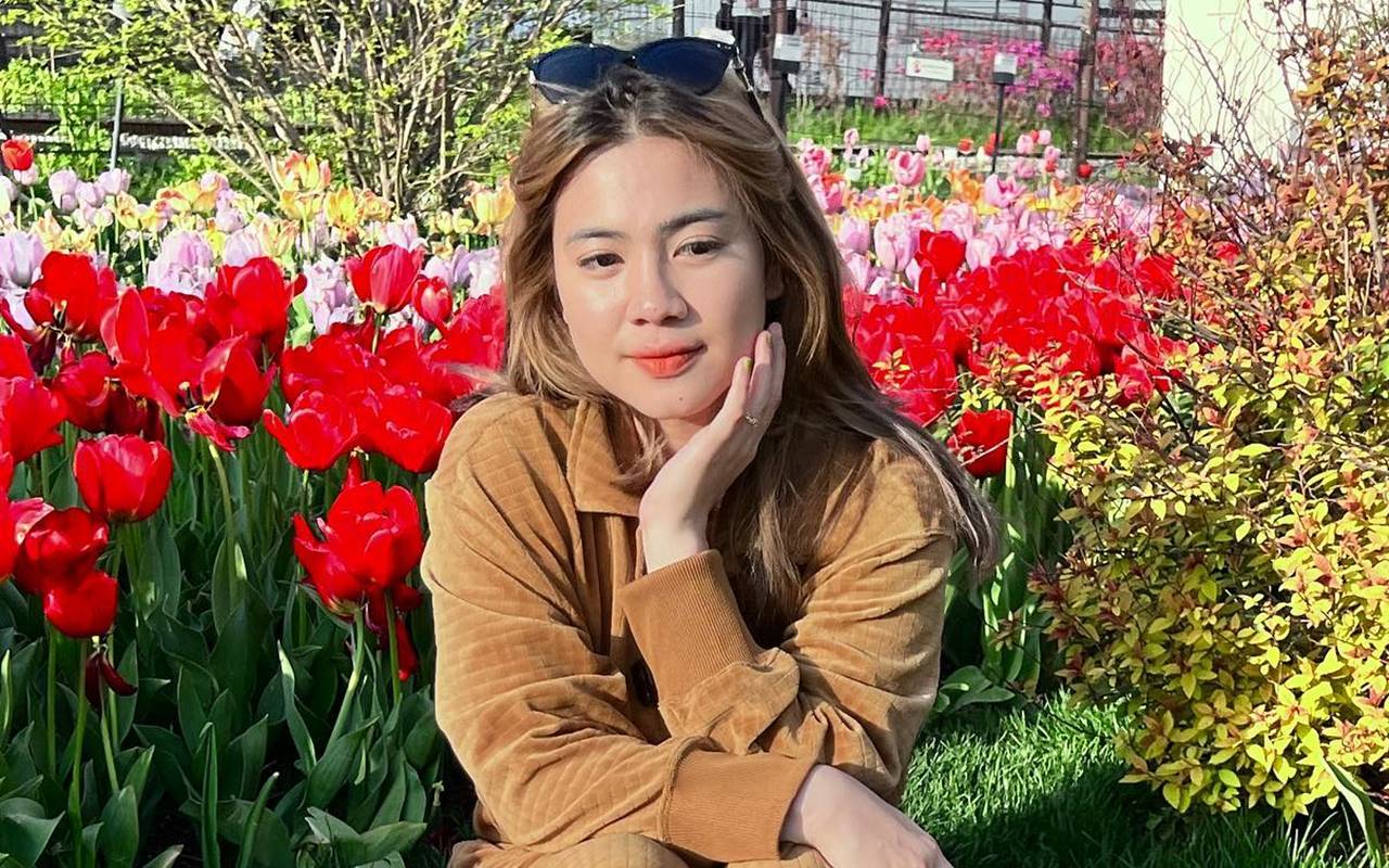 Ibu Dua Putri, Felicya Angelista Gemas Bagikan Foto Bak Anak Sekolah