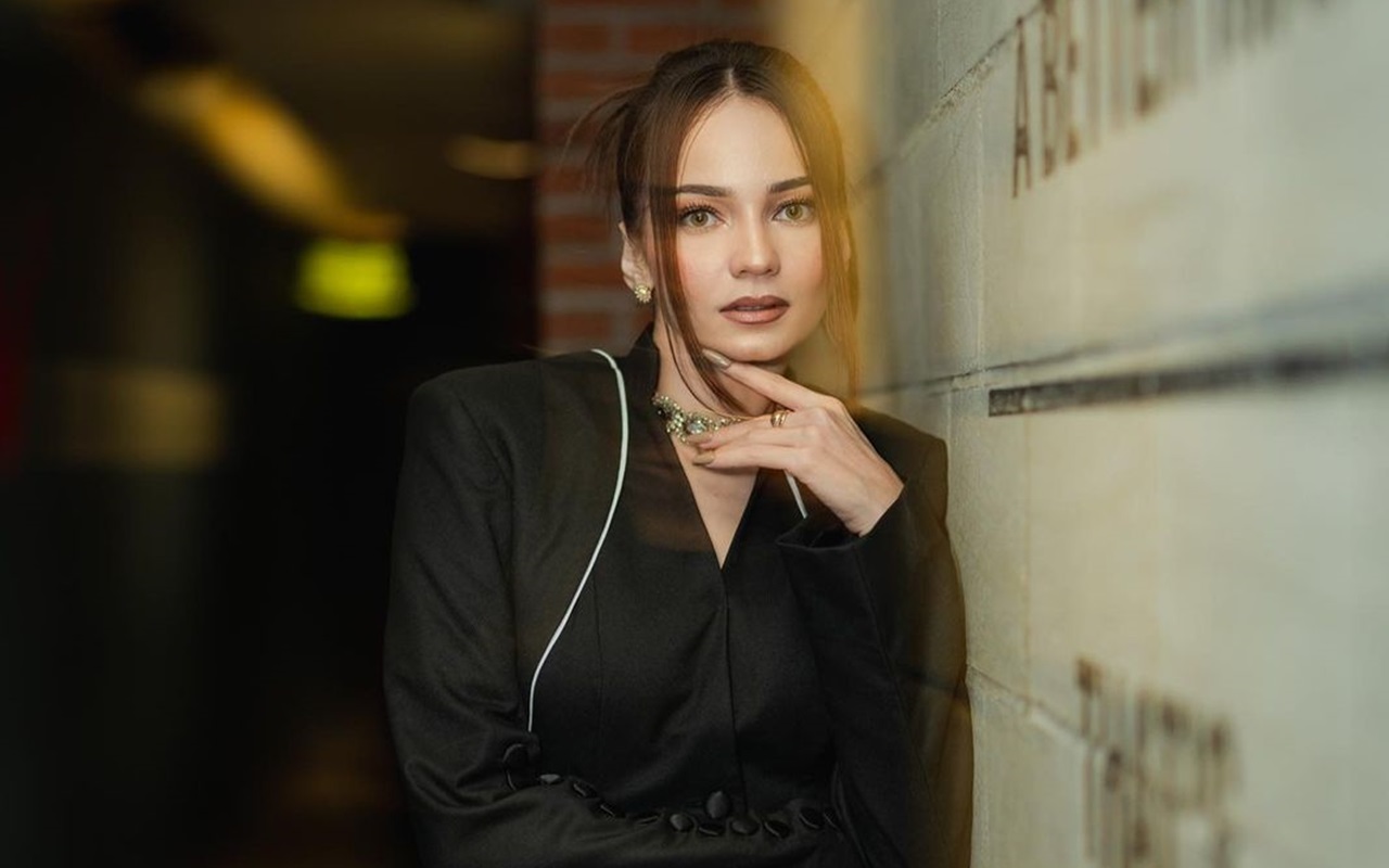 Enzy Storia Diduga Gandeng Pacar Ganteng di Resepsi Pernikahan Jessica Mila