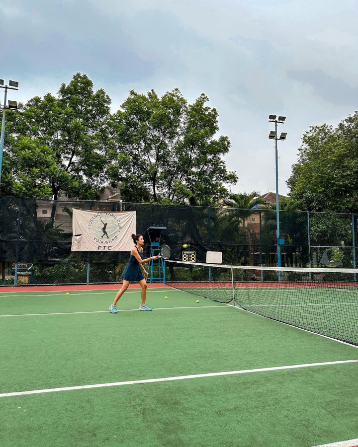 Sporty, 10 Potret Andi Annisa Saat Main Tenis Hingga Daki Gunung