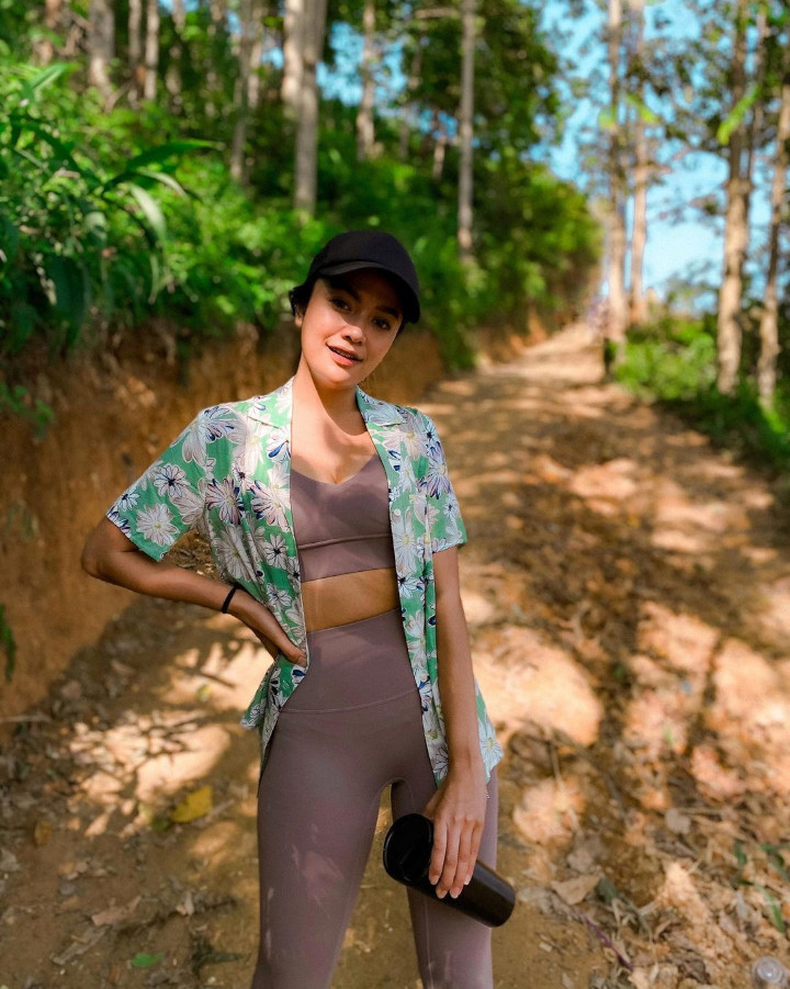 Sporty, 10 Potret Andi Annisa Saat Main Tenis Hingga Daki Gunung