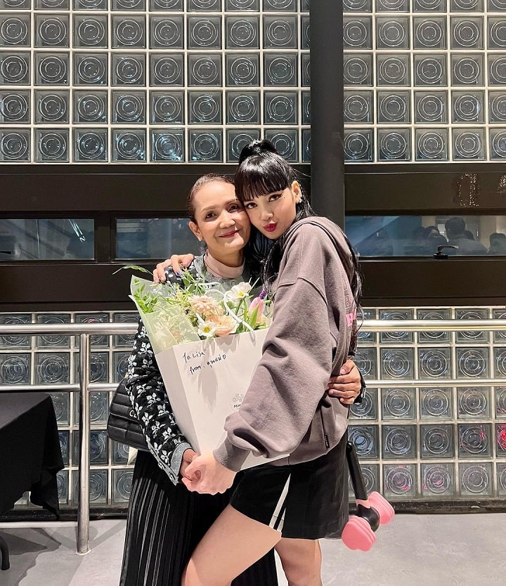 Happy Kiyowo, Intip 7 Potret Lisa BLACKPINK Harmonis Bareng Keluarga