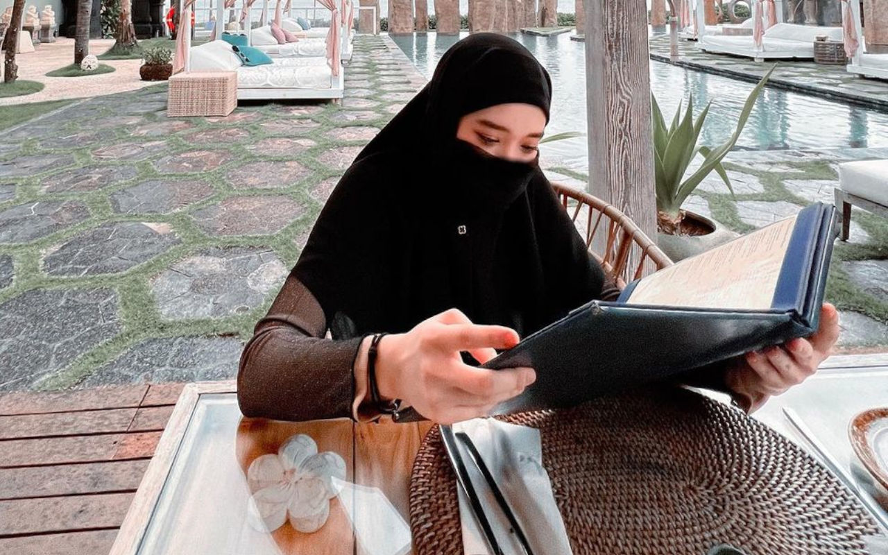 Video Inara Rusli Pamer Suara Merdu Usai Lepas Cadar Ditonton Jutaan Kali, Paras Alihkan Perhatian