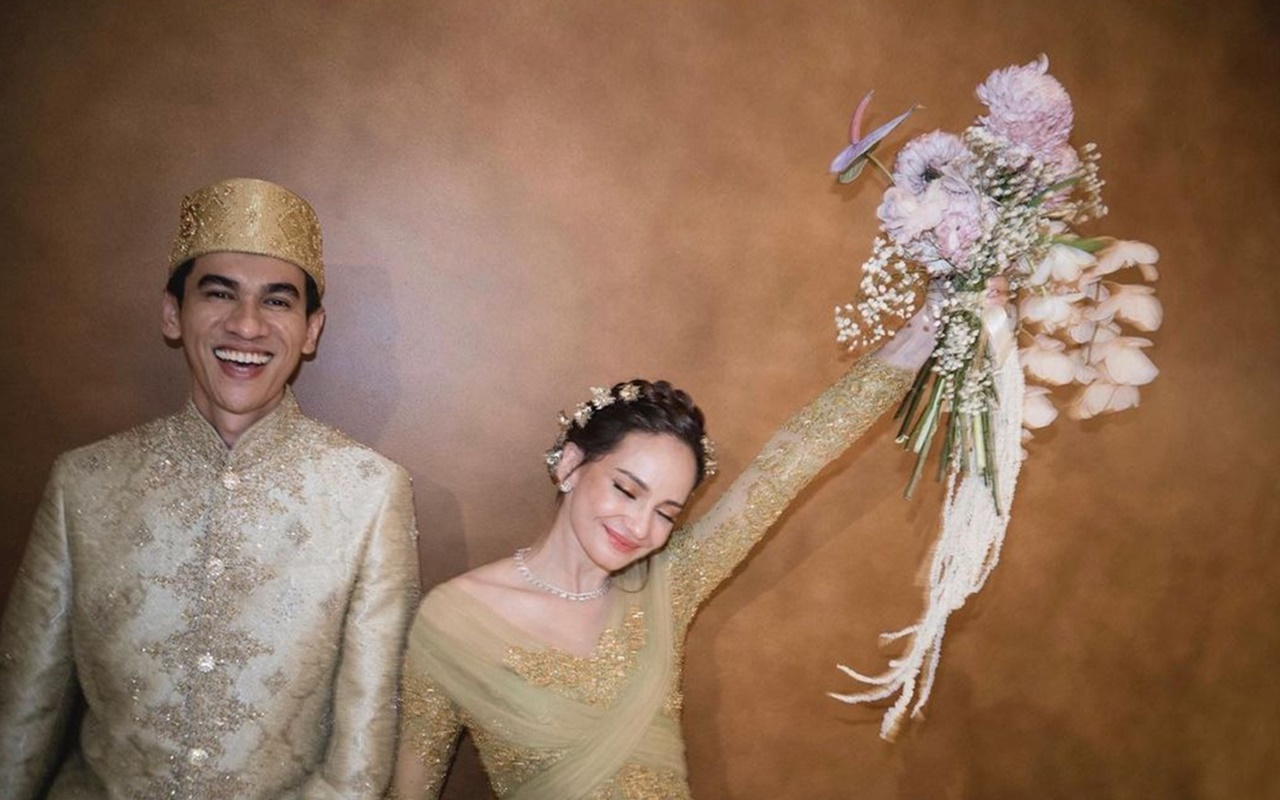 Sudah Sah! Enzy Storia Perdana Pajang Foto Dicium Mesra Suami