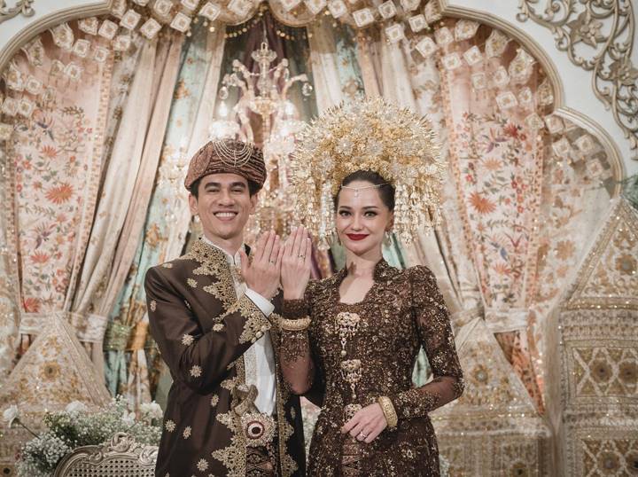 Enzy Storia Bak Putri Kerajaan, Intip 8 Potret Artis Menikah Dengan Adat Minang